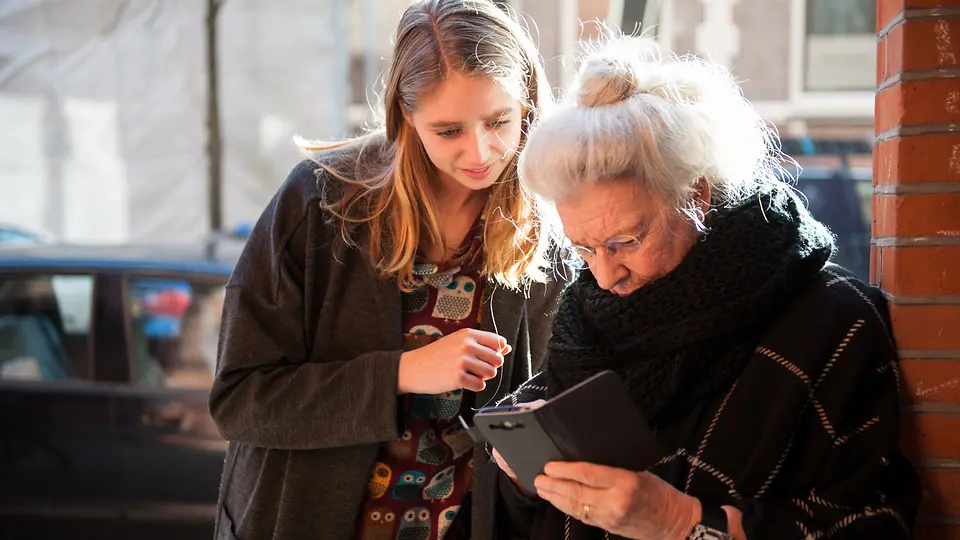 Einsamkeit im Alter: So können Sie helfen | BARMER